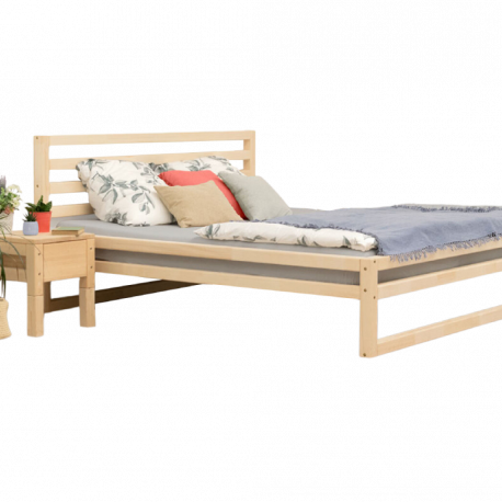 Retro postele z masivních dřevěných hranolů s přírodní matrací.