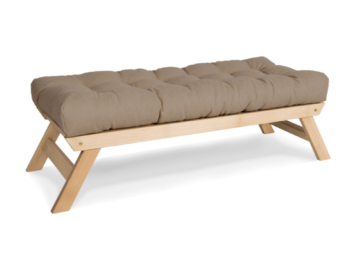 Dřevěná lavice s futonem jako doplněk nebo samotné sezení.