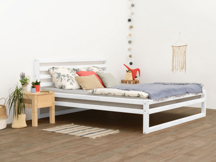 Retro postele z masivních dřevěných hranolů s přírodní matrací.